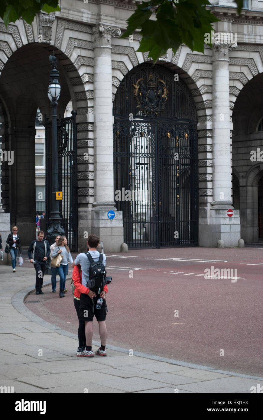 Two tourists hug in front of the Admiralty Arch, The Mall, London Stock ...