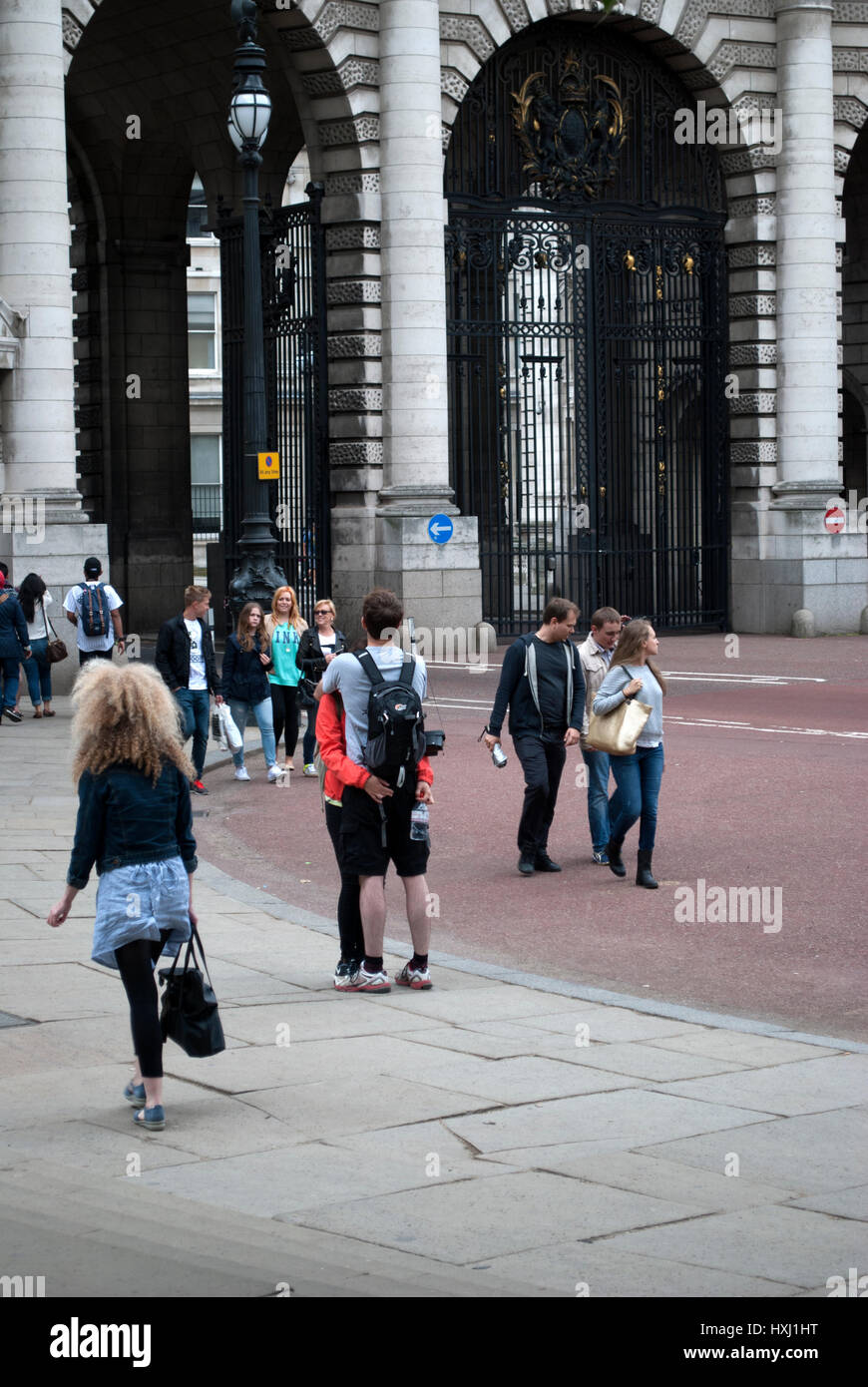 Two tourists hug in front of the Admiralty Arch, The Mall, London Stock ...