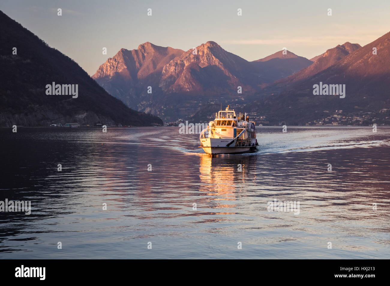 A boat approaching Sulzano, in the distance the mount Corna Trentapassi ...