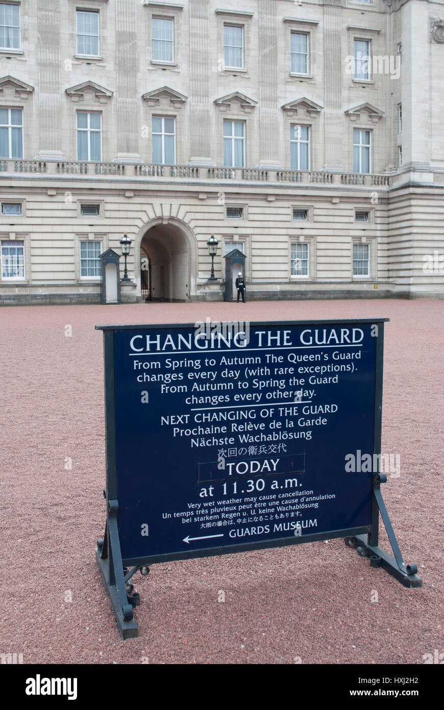 Sign for the Changing of the Guard outside Buckingham Palace Stock ...