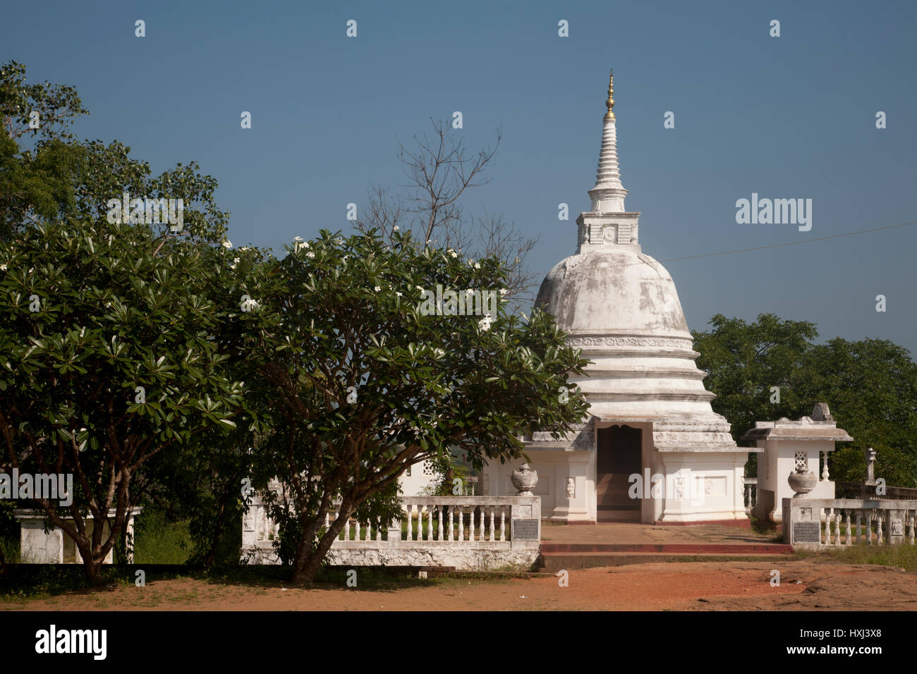 Avukana ancient rock temple hi-res stock photography and images - Alamy