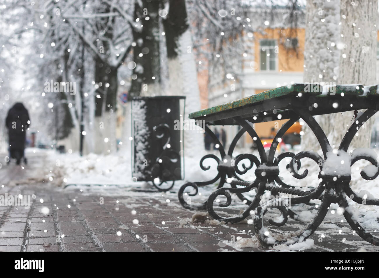 snow bench winter sidewalk Stock Photo - Alamy