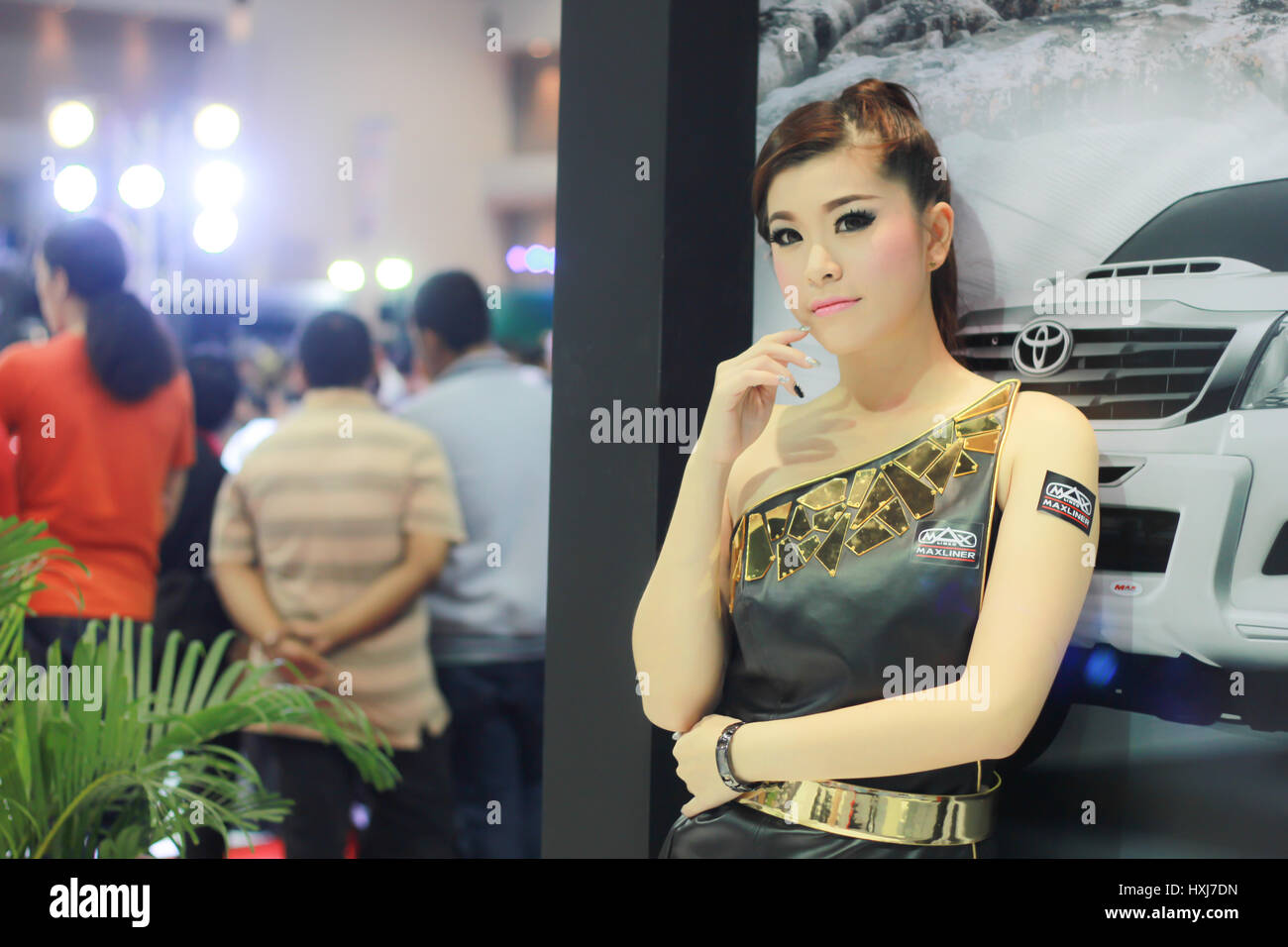 Presenter pose car thailand motor hi-res stock photography and images ...