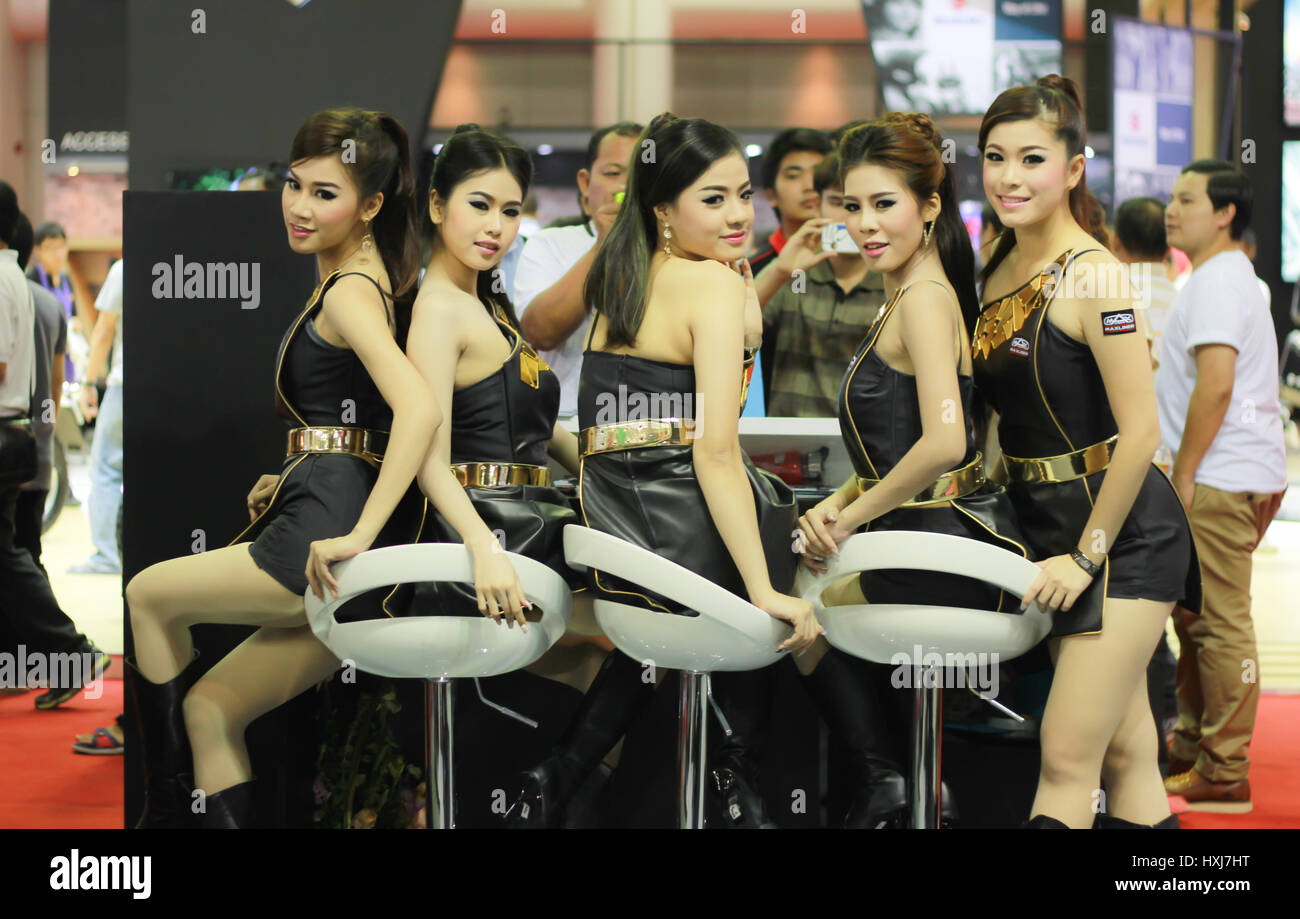 Presenter pose car thailand motor hi-res stock photography and images ...