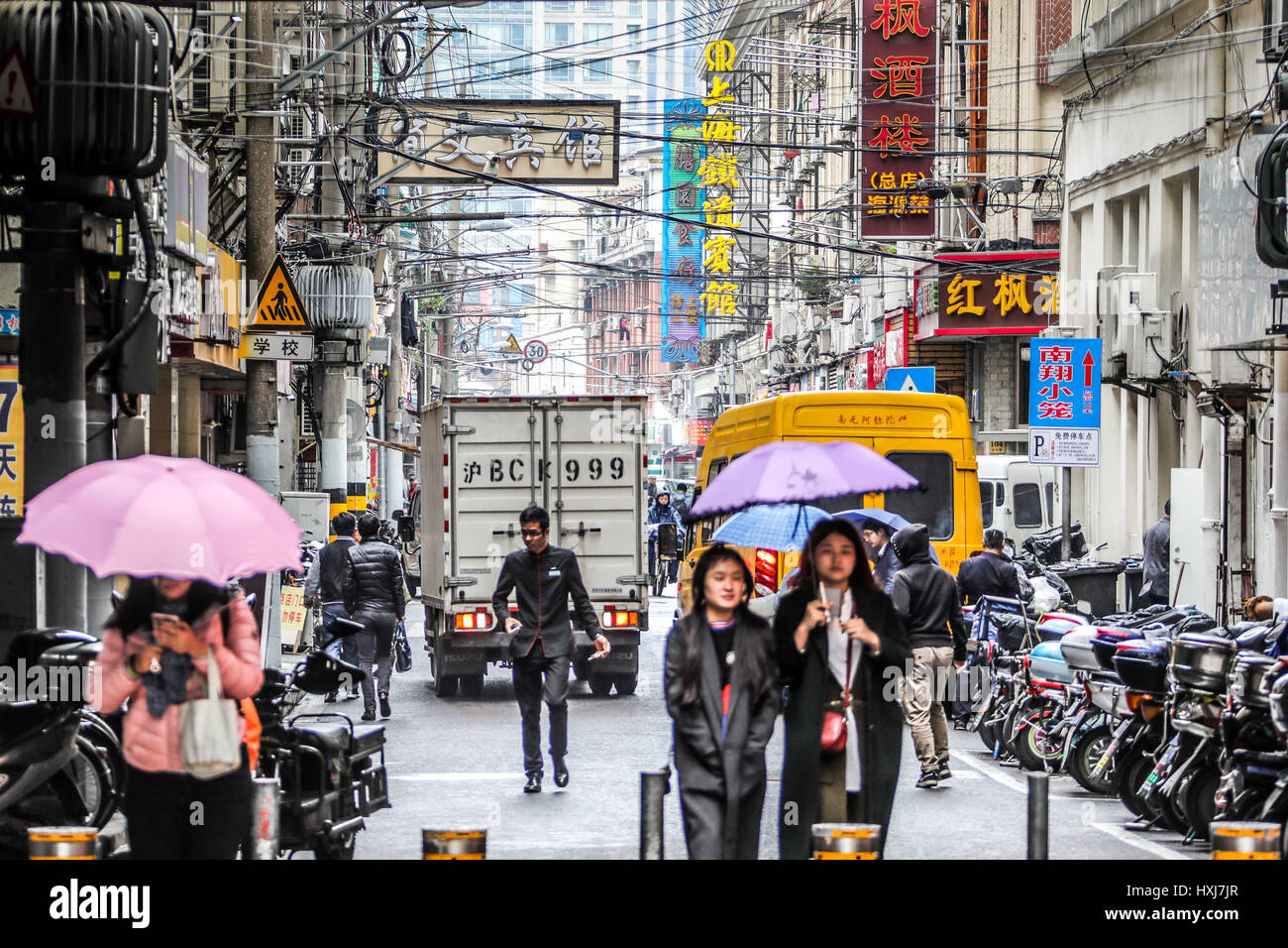 China busy street hi-res stock photography and images - Alamy