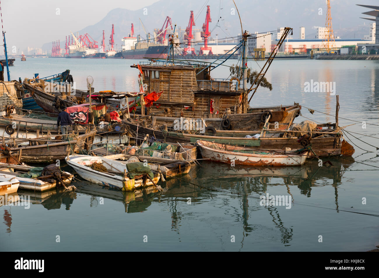 Old chinese fishing boat hi-res stock photography and images - Alamy