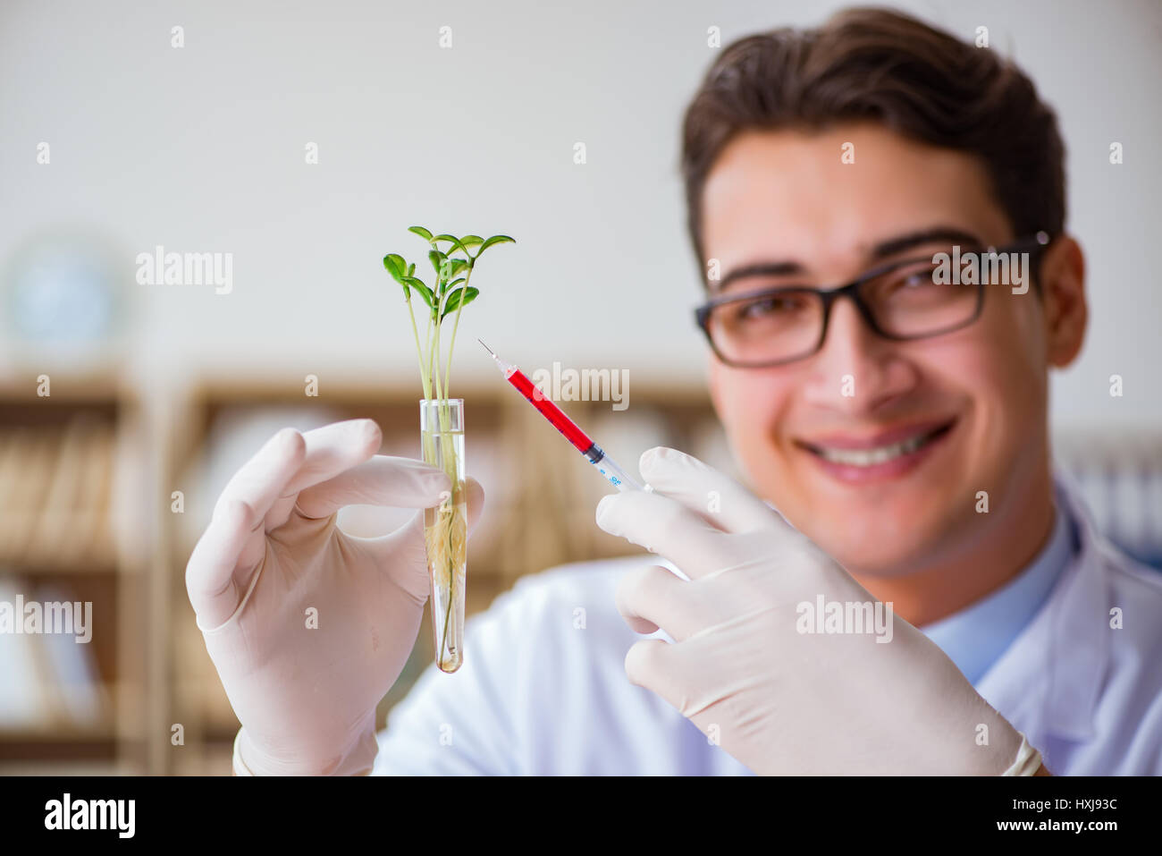 Biotechnology scientist working in the lab Stock Photo - Alamy