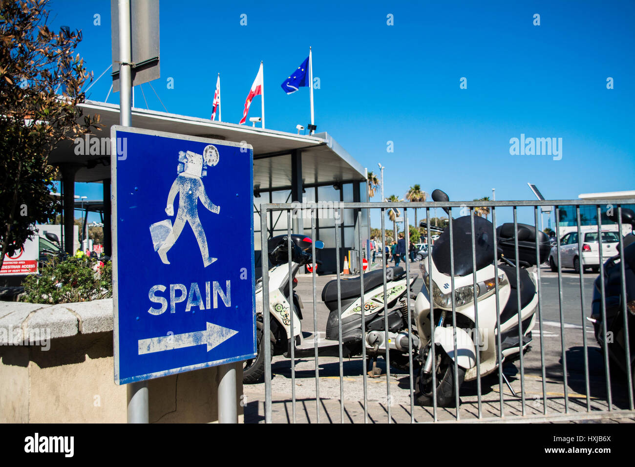 The border crossing from spain into gibraltar hi-res stock photography ...