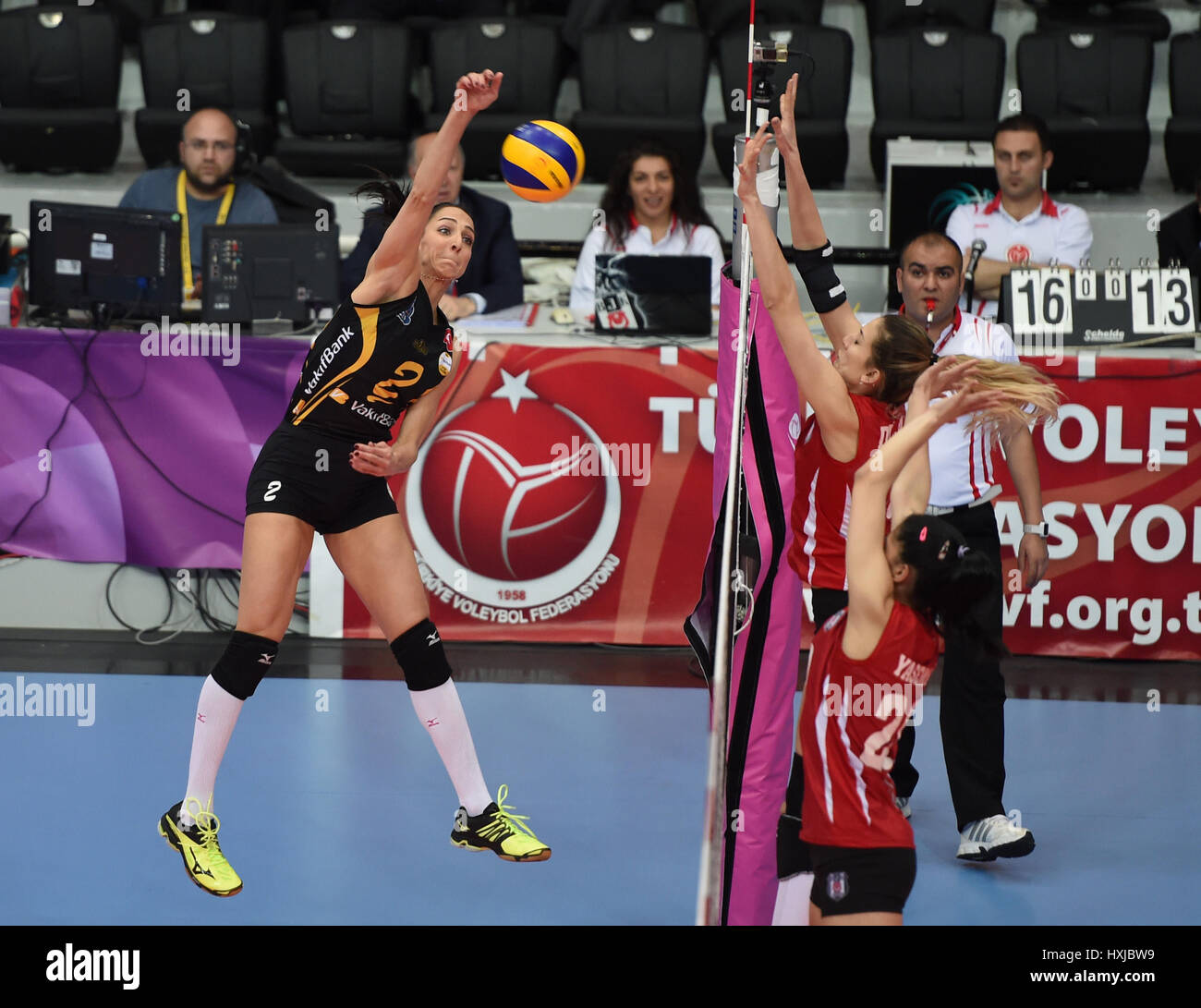 (170329) -- ISTANBUL, March 29, 2017(Xinhua) -- Vakifbank's Gozde ...