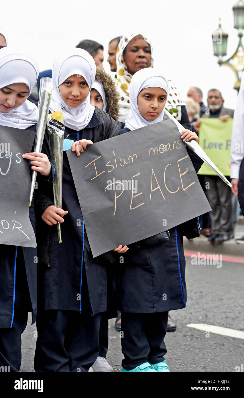 London muslim girls hi-res stock photography and images - Alamy