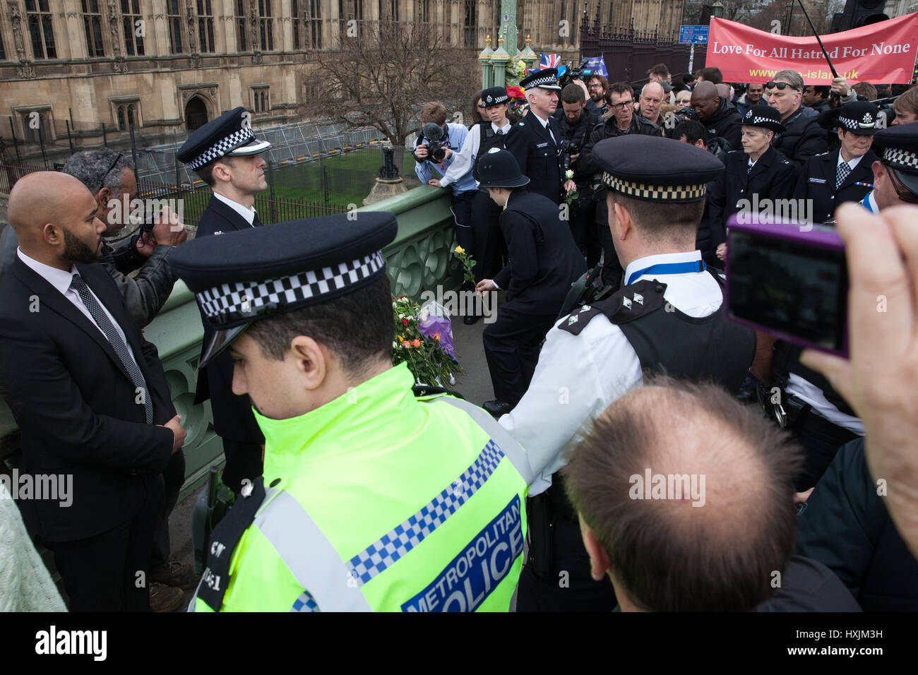 London, UK. 29th March, 2017. Metropolitan Police officers pay tribute ...