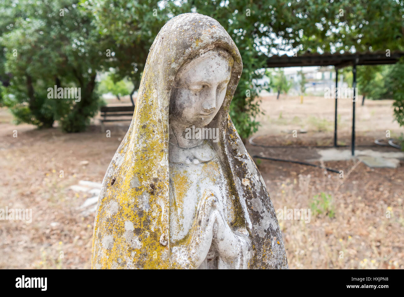 Stone statue of the Virgin Mary Stock Photo - Alamy