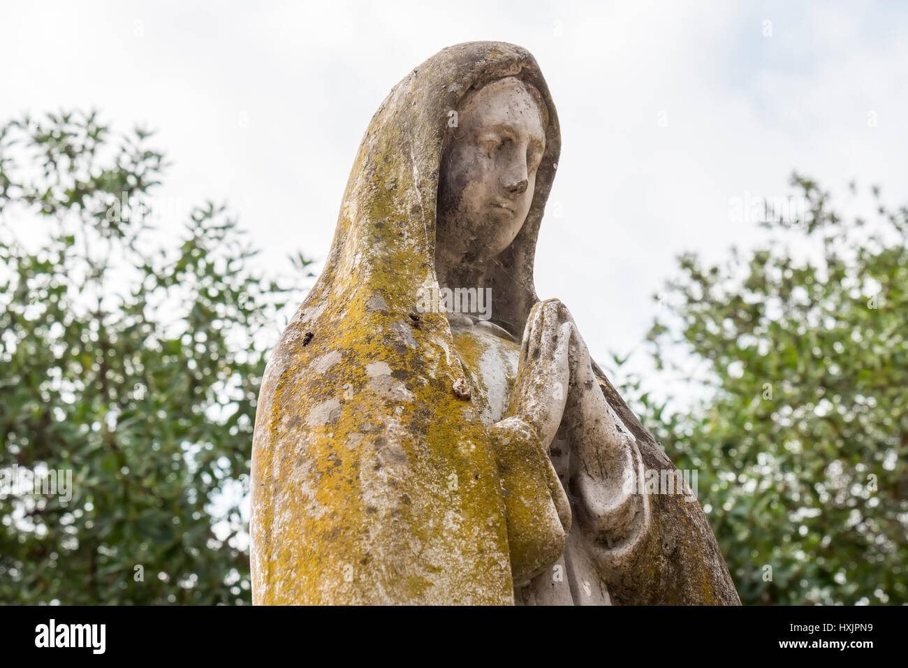 Stone statue of the Virgin Mary Stock Photo - Alamy