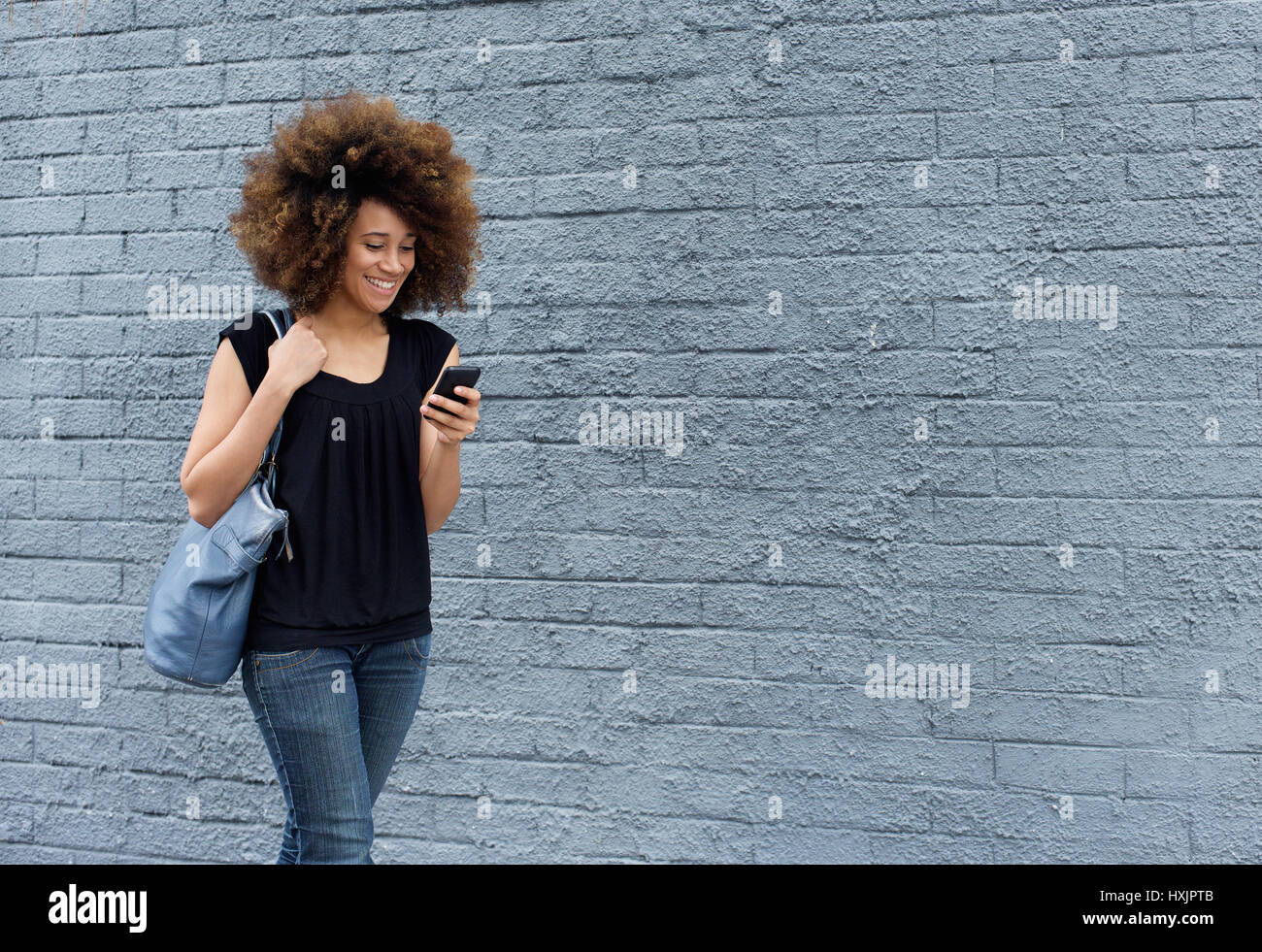 African woman with cell phone hi-res stock photography and images - Alamy
