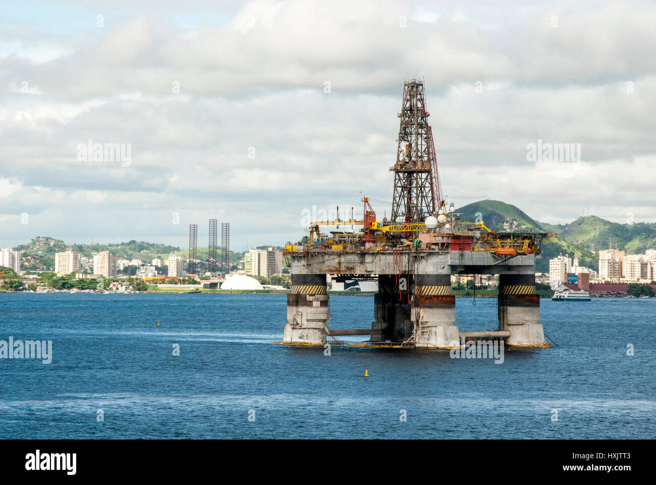 Brazil floating oil production platform hi-res stock photography and ...
