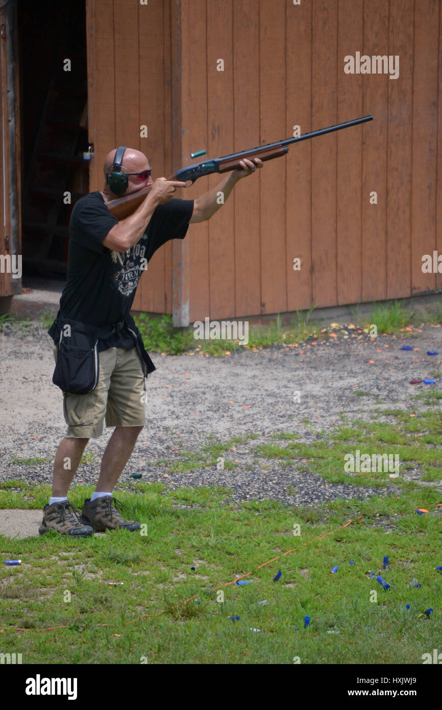 Man with shotgun hi-res stock photography and images - Alamy