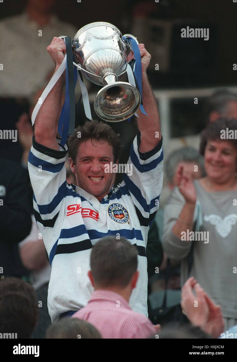 JONATHAN CALLARD LIFTS TROPHY BATH WIN PILKINGTON CUP 22 May 1995 Stock ...