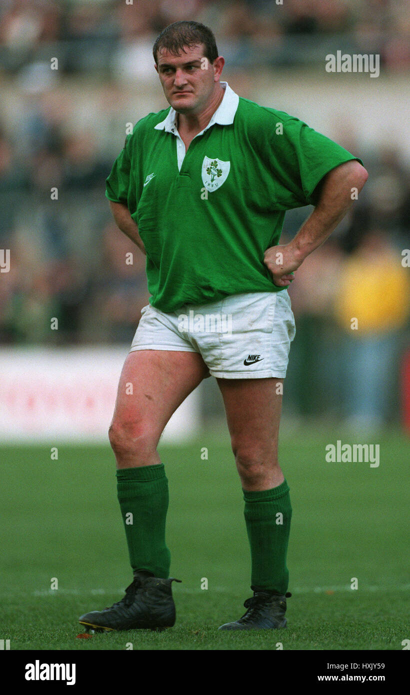 PETER CLOHESSY IRELAND & YOUNG MUNSTER RU 09 November 1994 Stock Photo ...