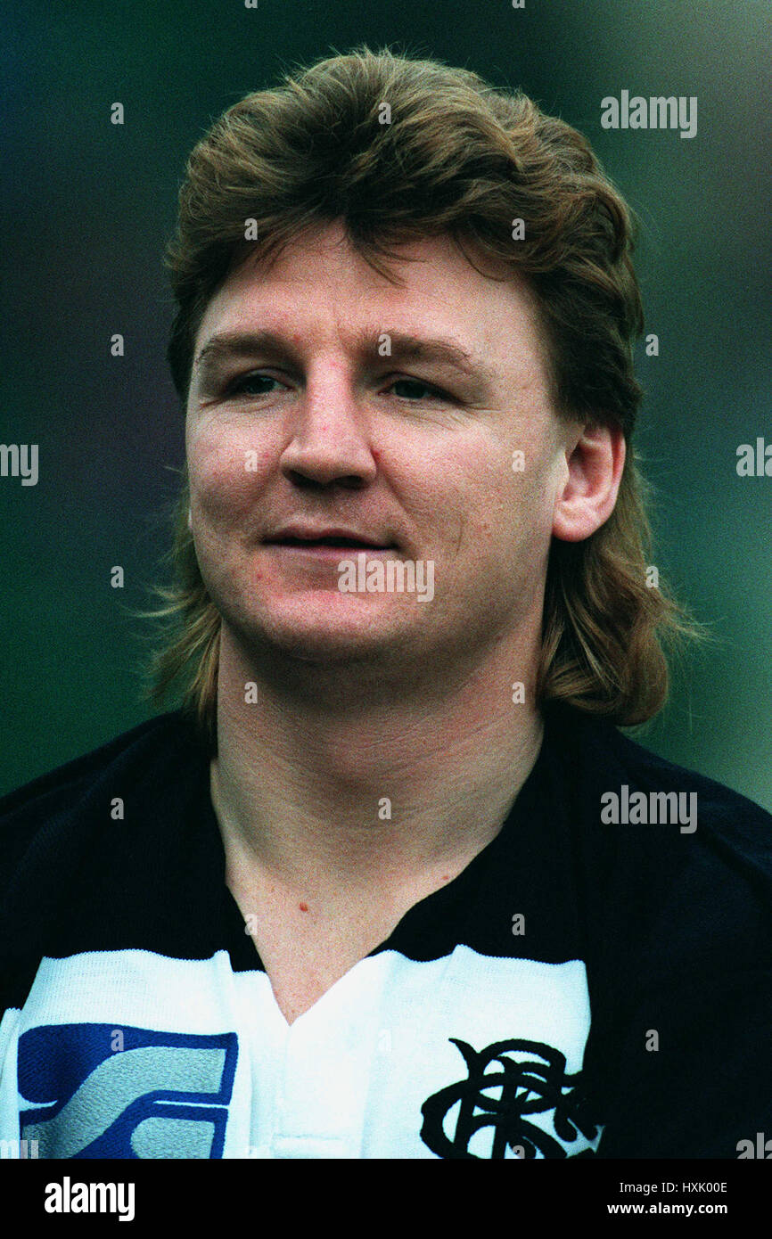 MICKY SKINNER BARBARIANS & HARLEQUINS RU 07 December 1992 Stock Photo ...