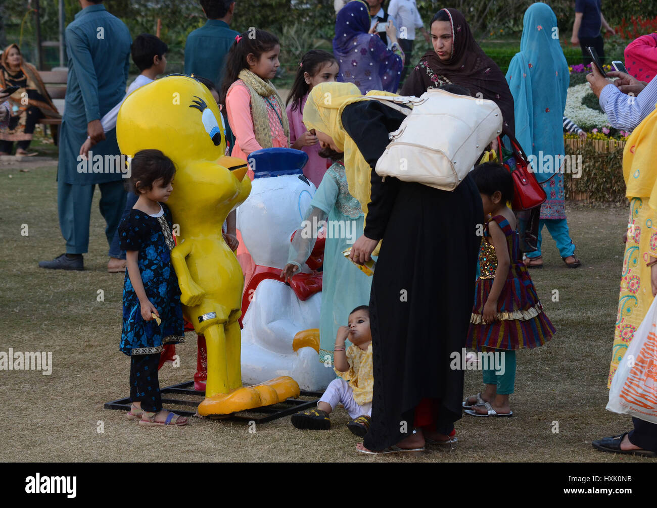 Lahore, Pakistan. 29th Mar, 2017. Pakistani visitors take interest in ...