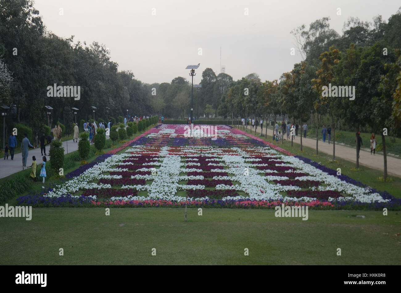 Lahore, Pakistan. 29th Mar, 2017. Pakistani visitors take interest in ...