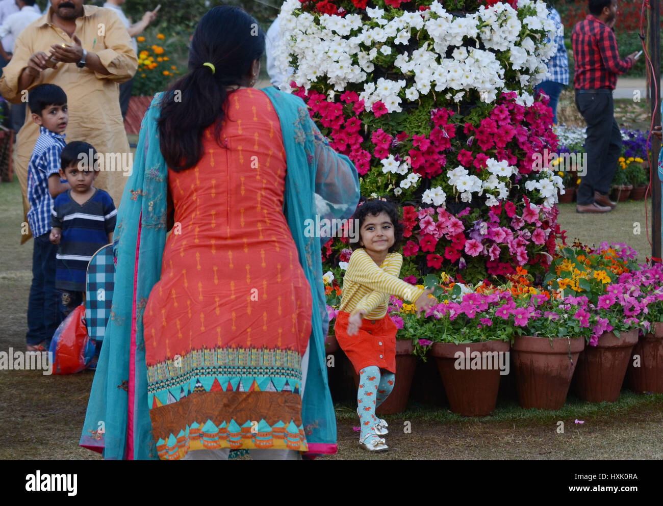 Lahore, Pakistan. 29th Mar, 2017. Pakistani visitors take interest in ...