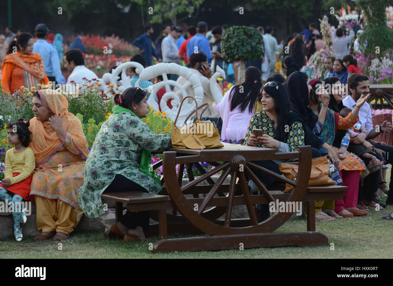 Lahore, Pakistan. 29th Mar, 2017. Pakistani visitors take interest in ...