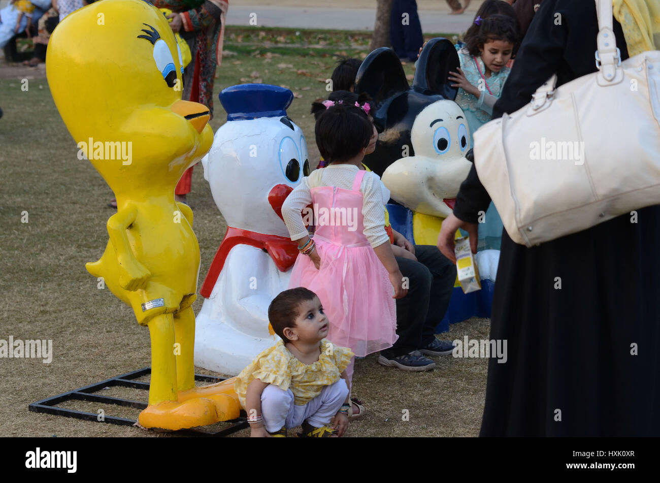 Lahore, Pakistan. 29th Mar, 2017. Pakistani visitors take interest in ...