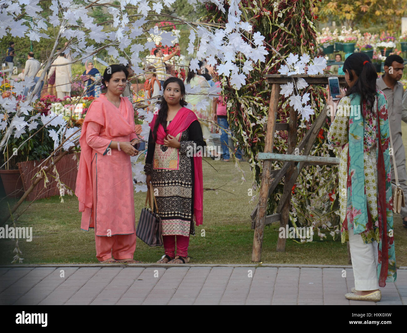 Lahore, Pakistan. 29th Mar, 2017. Pakistani visitors take interest in ...