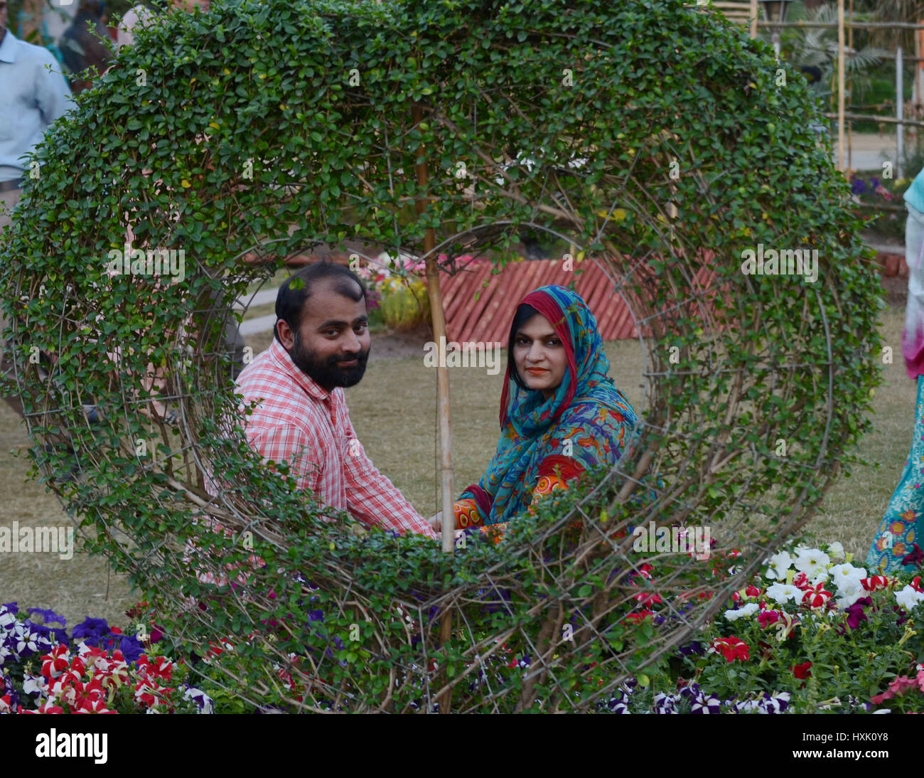Lahore, Pakistan. 29th Mar, 2017. Pakistani visitors take interest in ...