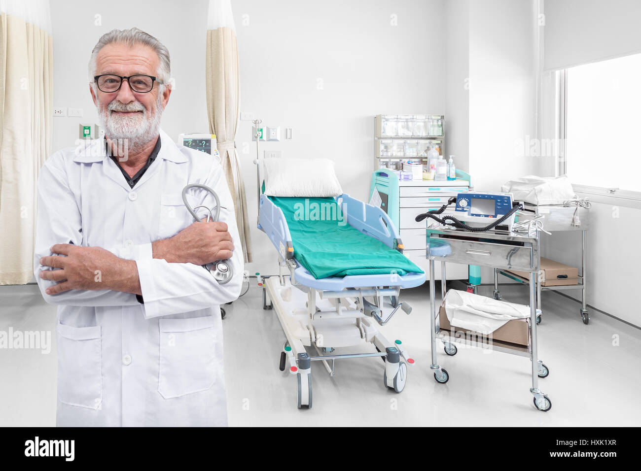 Doctor smile hi-res stock photography and images - Alamy