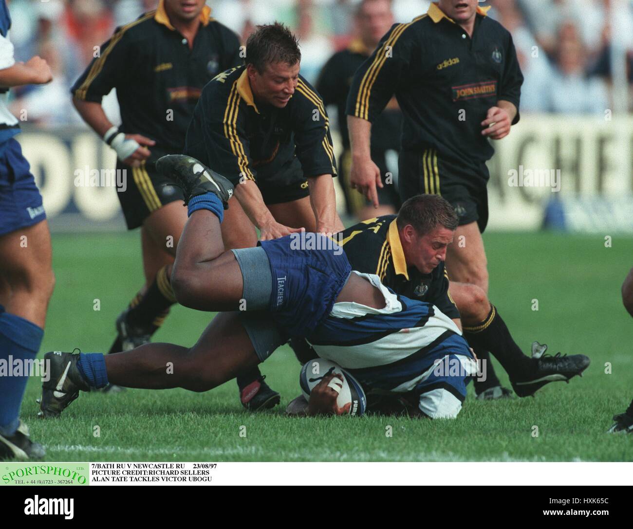 ALAN TATE (NEWCASTLE) TACKLES VICTOR UBOGO (BATH). 23 August 1997 Stock ...