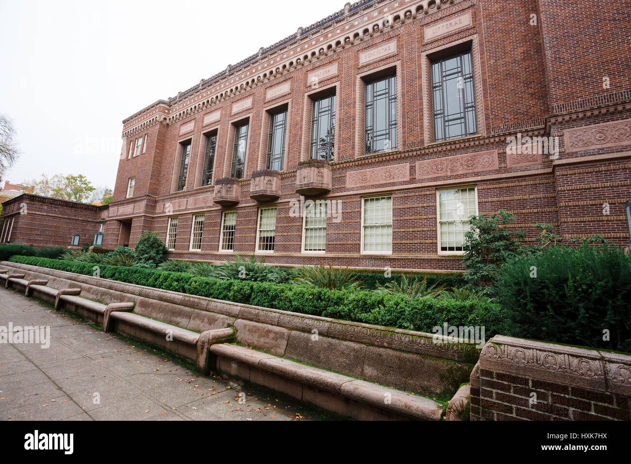 Knight Library building exterior at the University of Oregon in Eugene ...