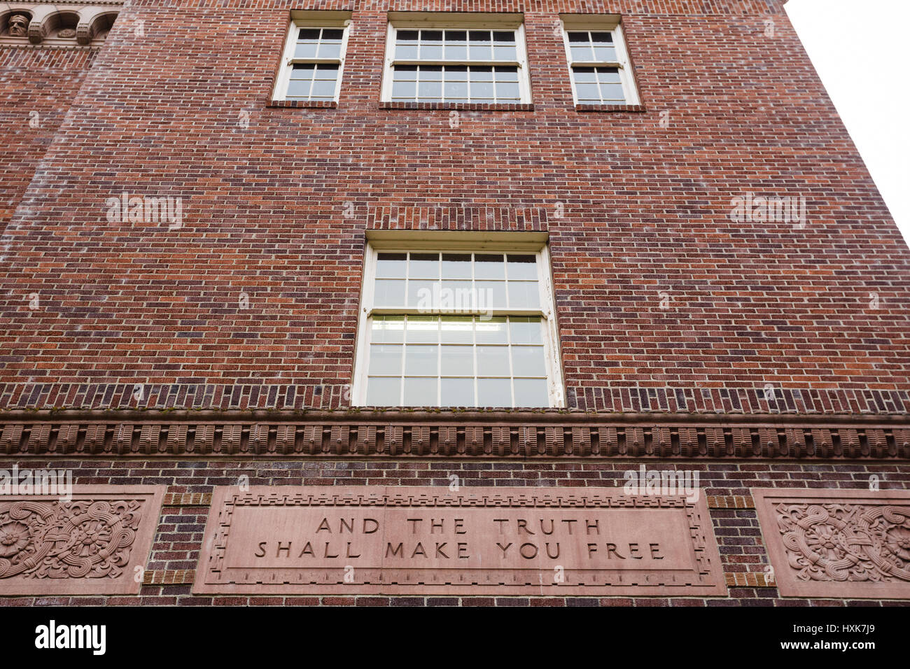 Knight Library building exterior at the University of Oregon in Eugene ...