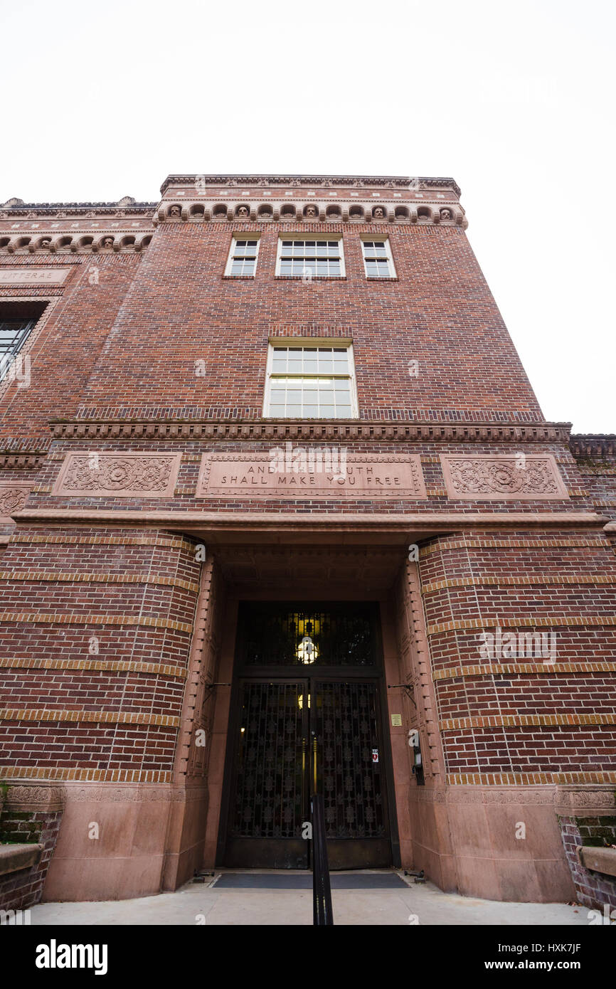 Knight Library building exterior at the University of Oregon in Eugene ...