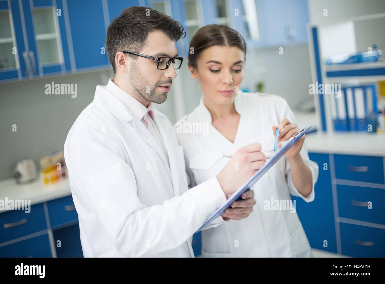 Woman scientists hi-res stock photography and images - Alamy