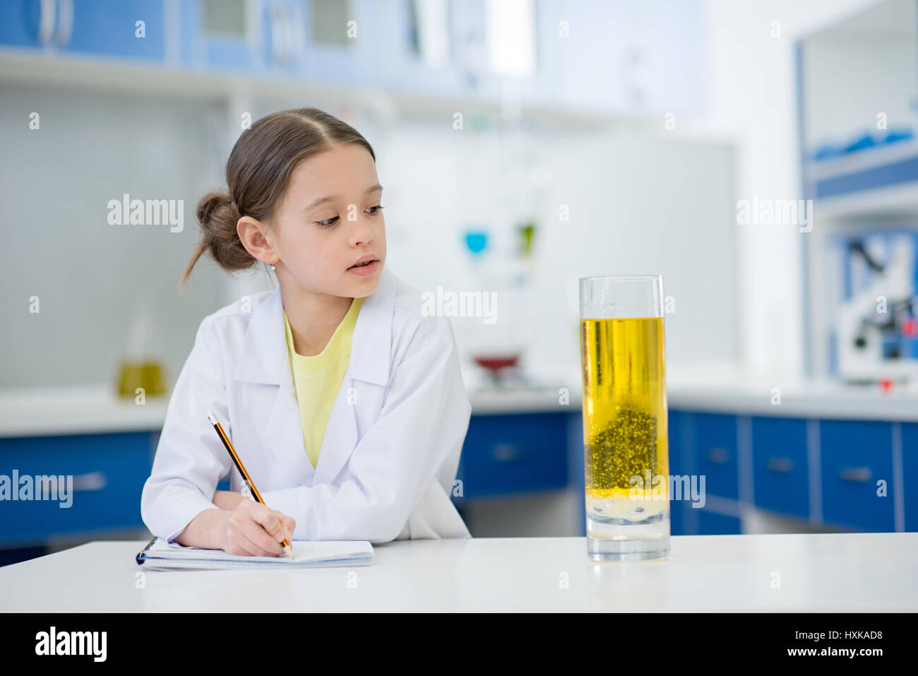 Child lab science experiment hi-res stock photography and images - Alamy