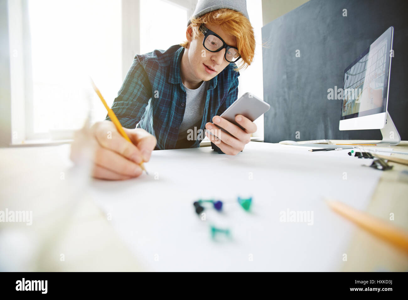 Young artist man drawing hi-res stock photography and images - Alamy