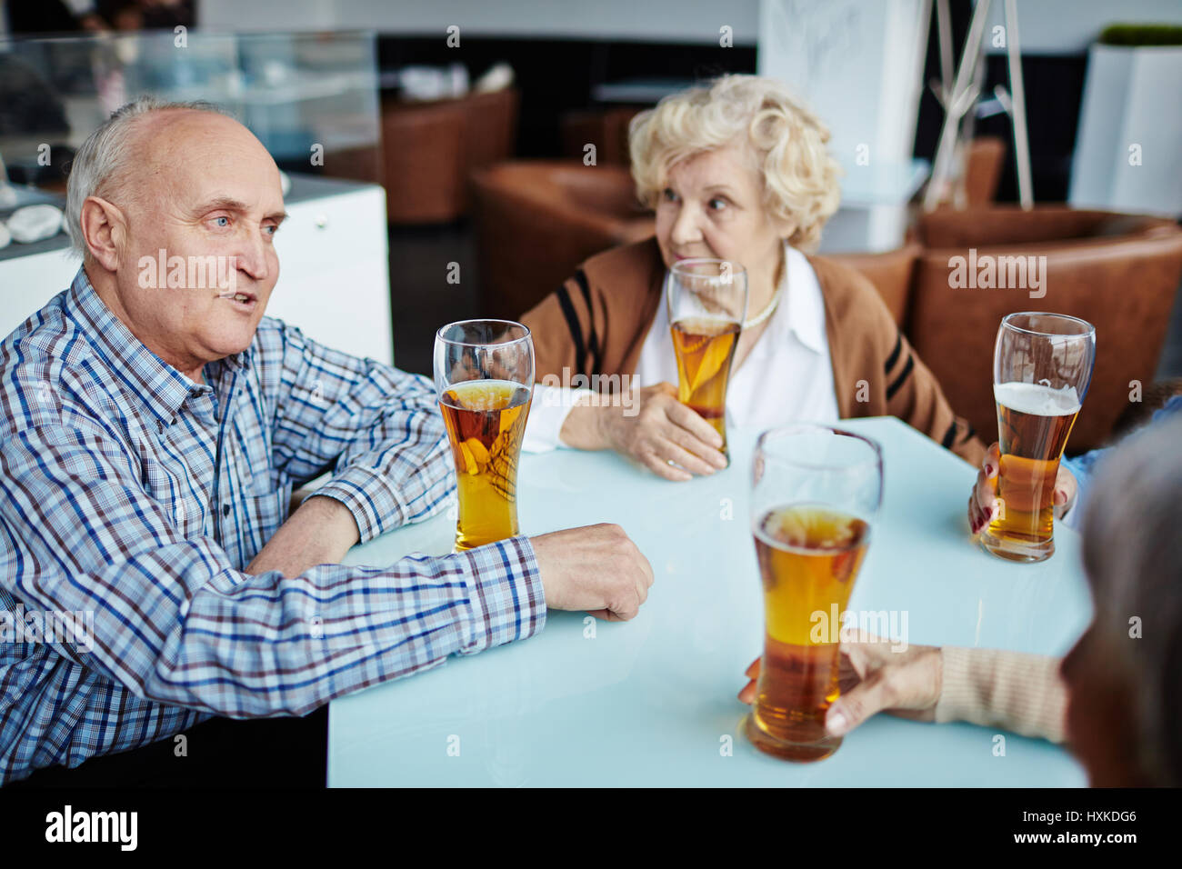 Group friends gathering indoors hi-res stock photography and images - Alamy