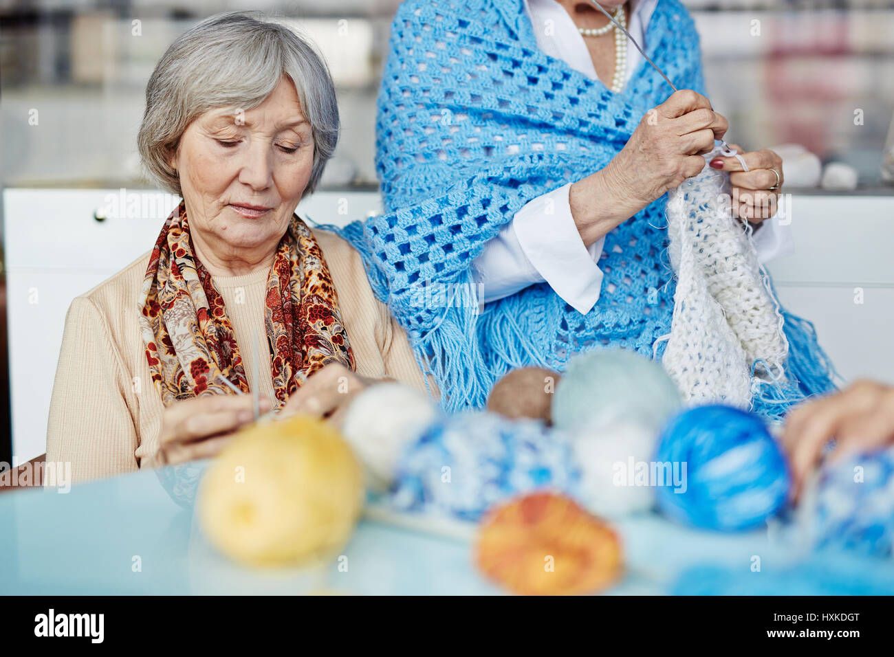 Friends knitting hi-res stock photography and images - Alamy