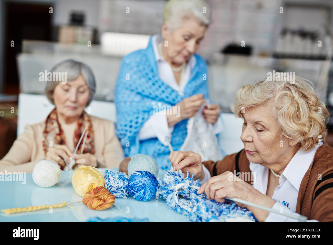 Grannies knitting hi-res stock photography and images - Alamy