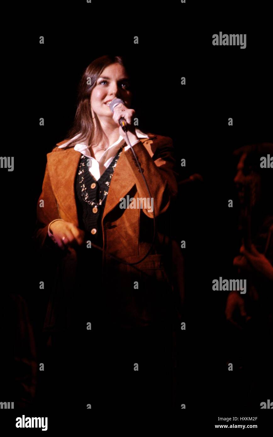 Crystal gayle hi-res stock photography and images - Alamy