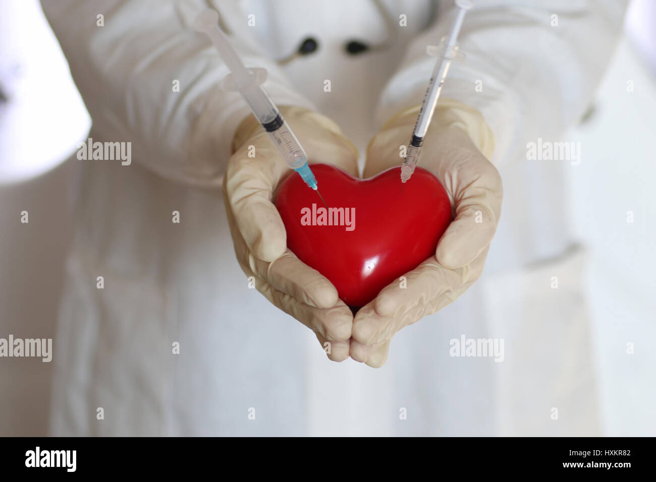 syringe in heart doctor hand Stock Photo - Alamy