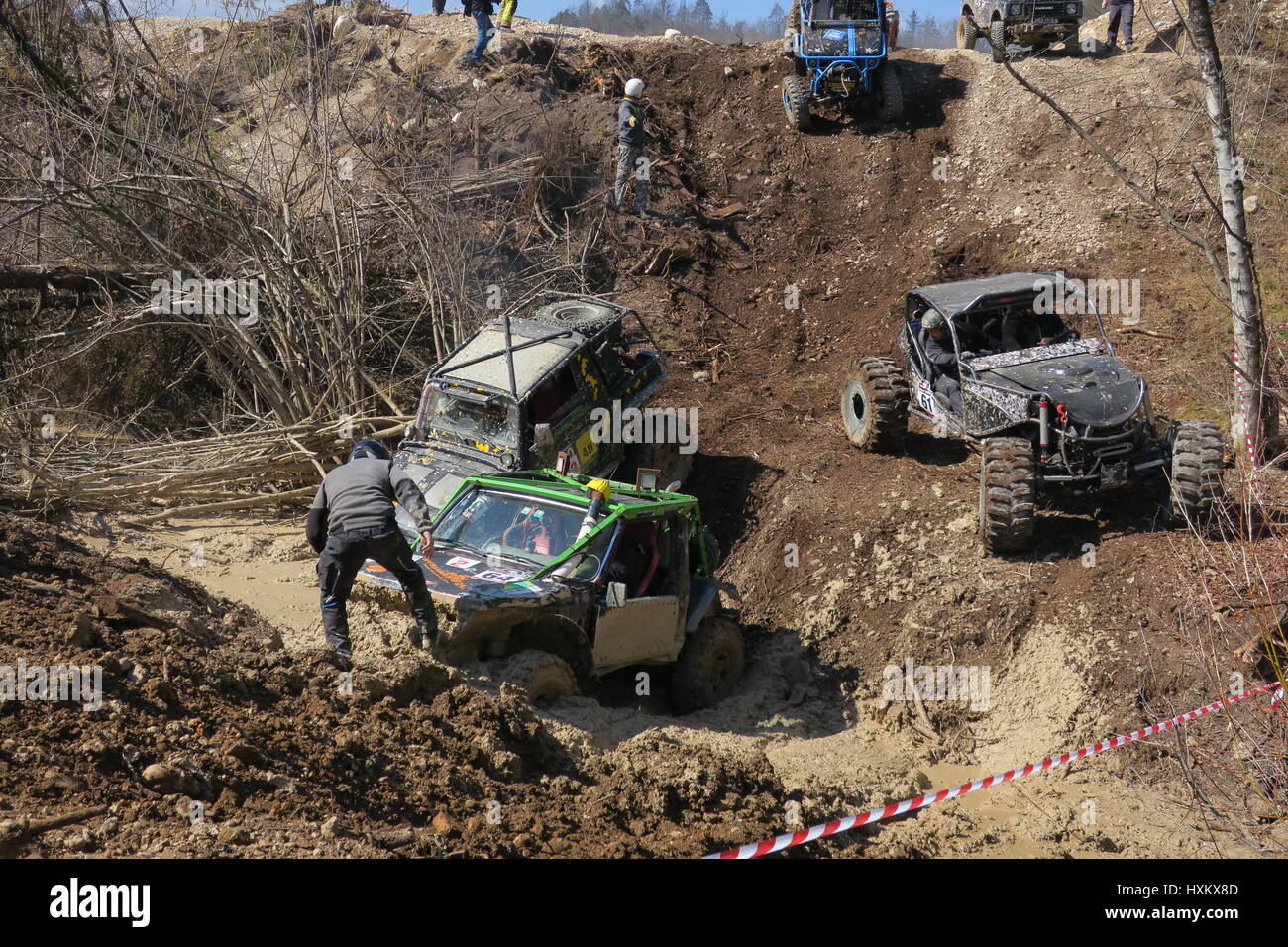 Off-road car got stuck in muddy trench, co-driver search steel wire and ...