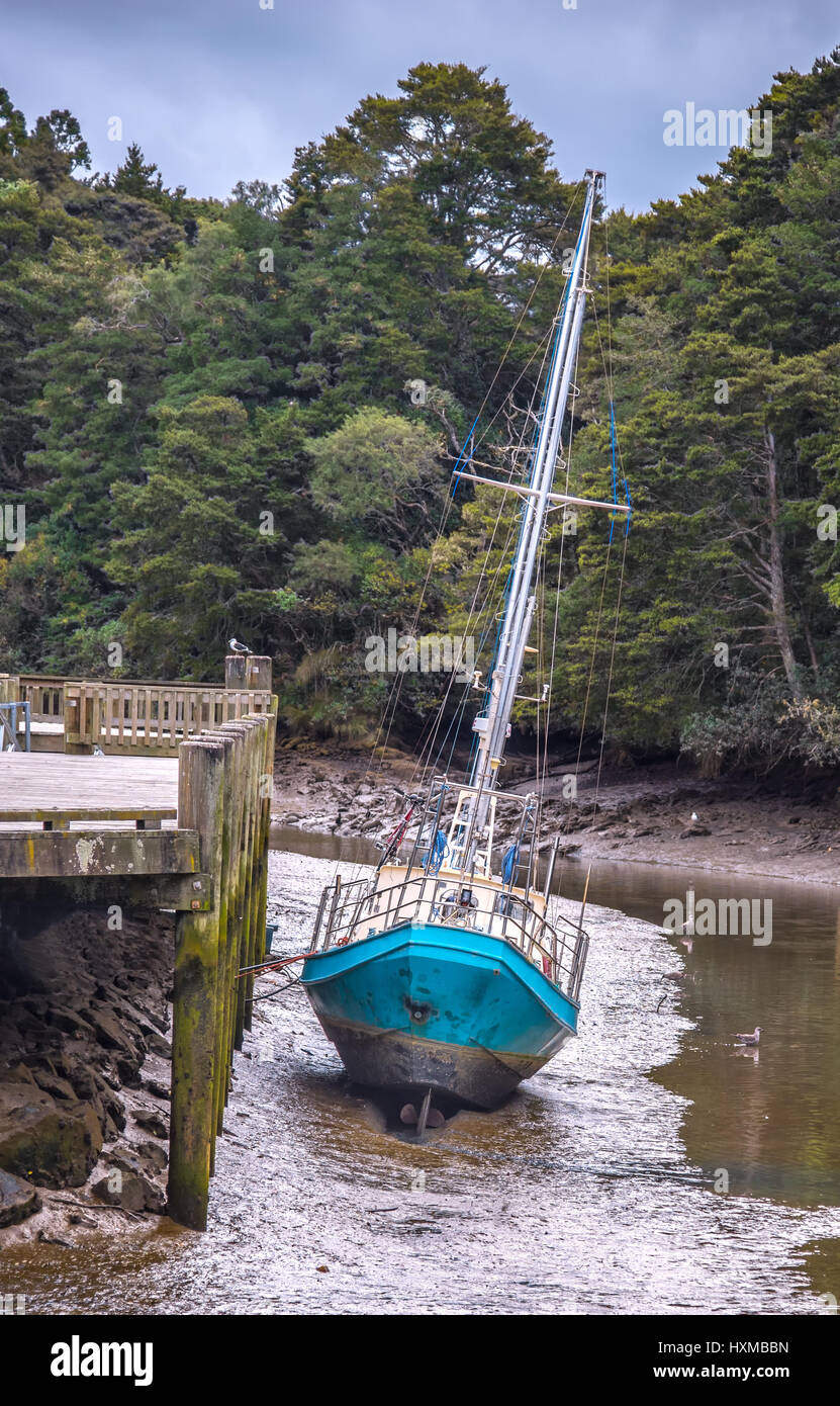 Stranded yacht hi-res stock photography and images - Alamy