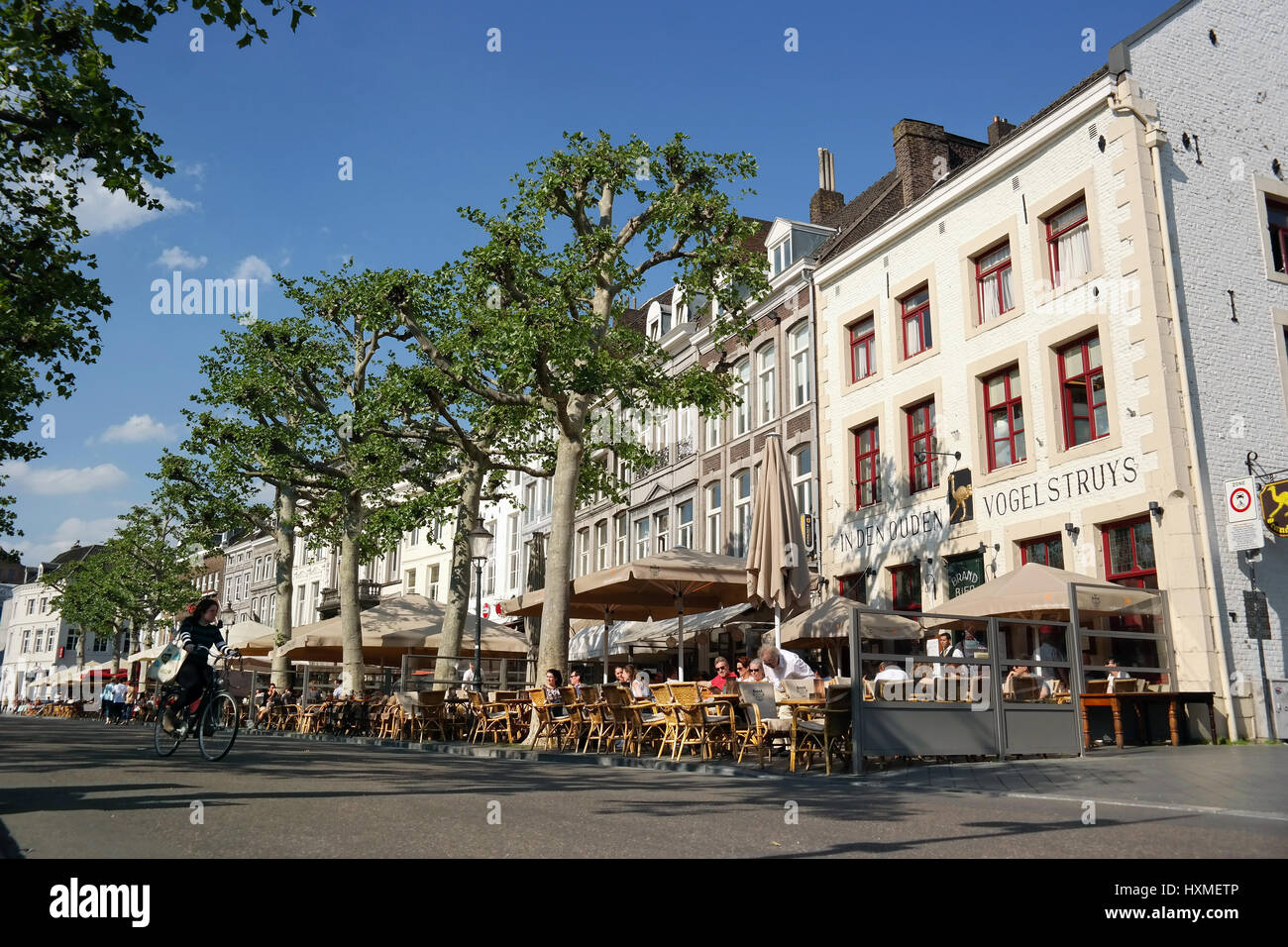Terrace sidewalk pavement tables hi-res stock photography and images ...
