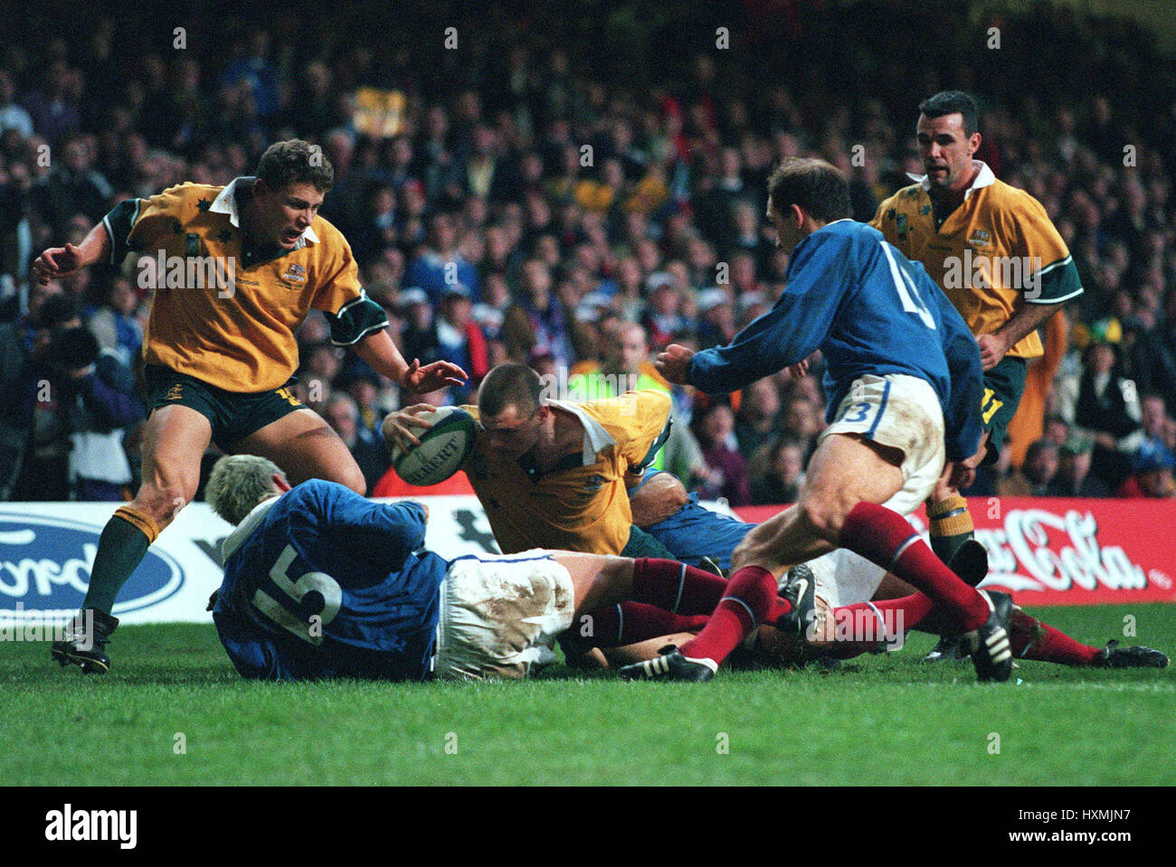 BEN TUNE SCORES TRY AUSTRALIA V FRANCE 06 November 1999 Stock Photo - Alamy