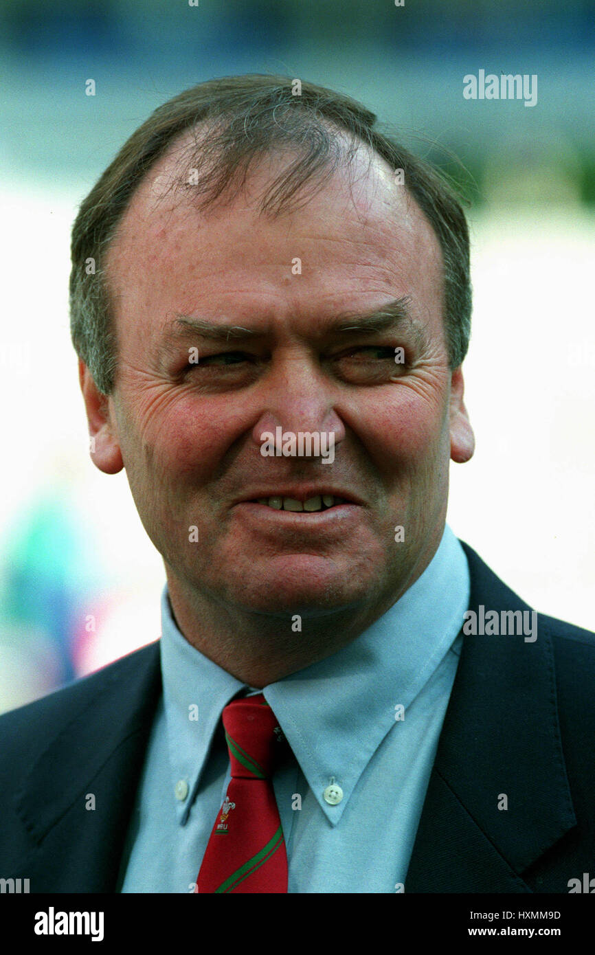 GRAHAM HENRY WALES RU COACH 08 March 1999 Stock Photo - Alamy