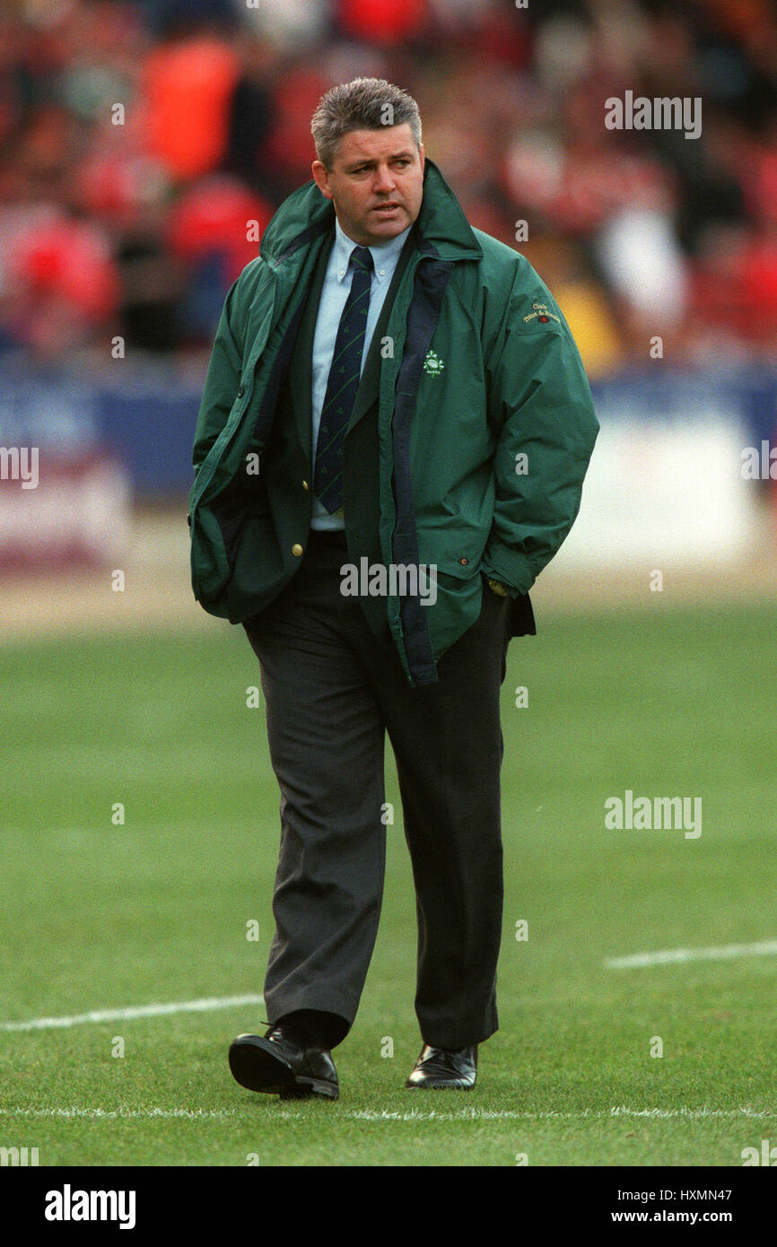 WARREN GATLAND IRELAND RU COACH 20 February 1999 Stock Photo - Alamy