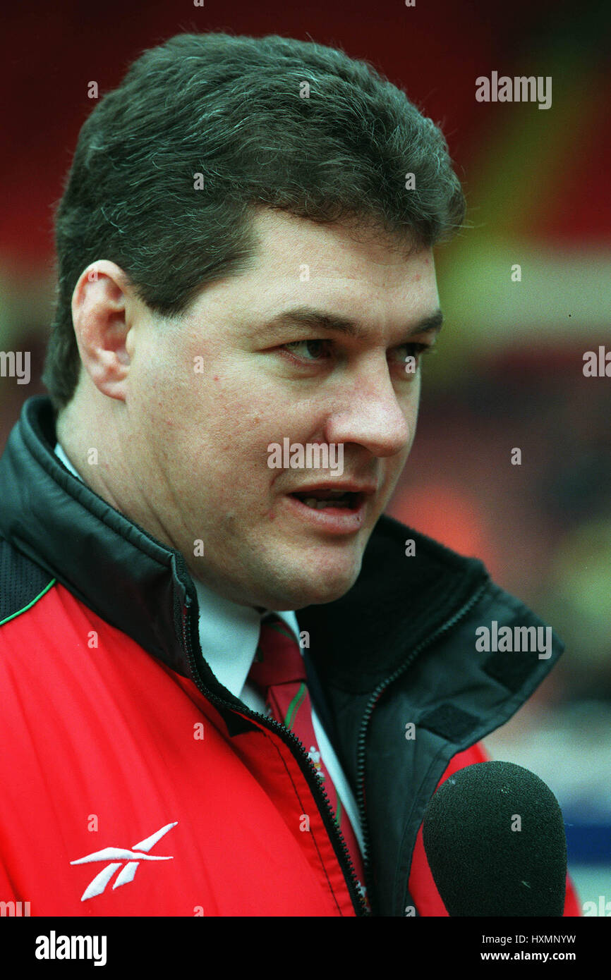DAVID PICKERING WALES TEAM MANAGER 16 November 1998 Stock Photo - Alamy